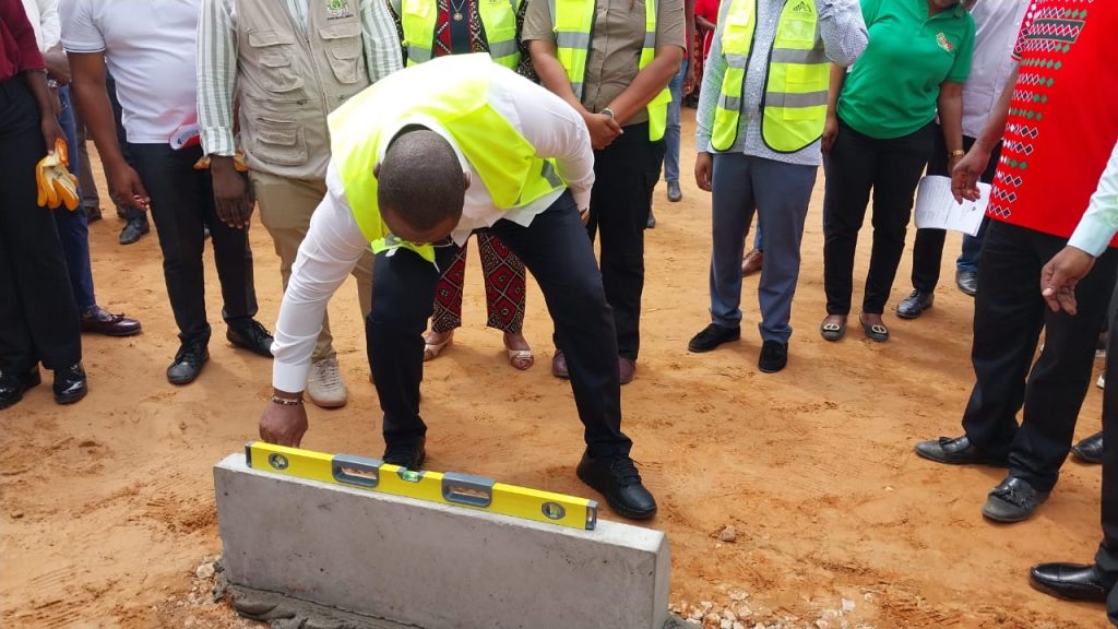 Manhique lança primeira pedra para a construção da rua Miriam Makeba em ...