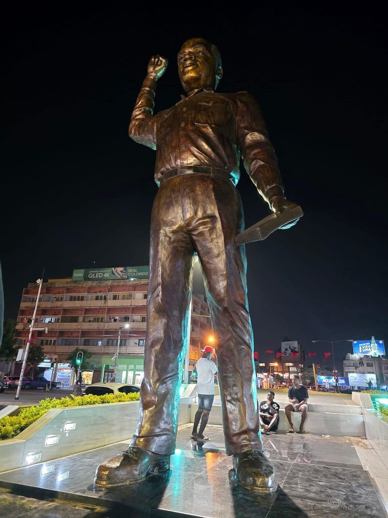 Após críticas, polémica estátua de Mondlane vai a uma avaliação técnica ...