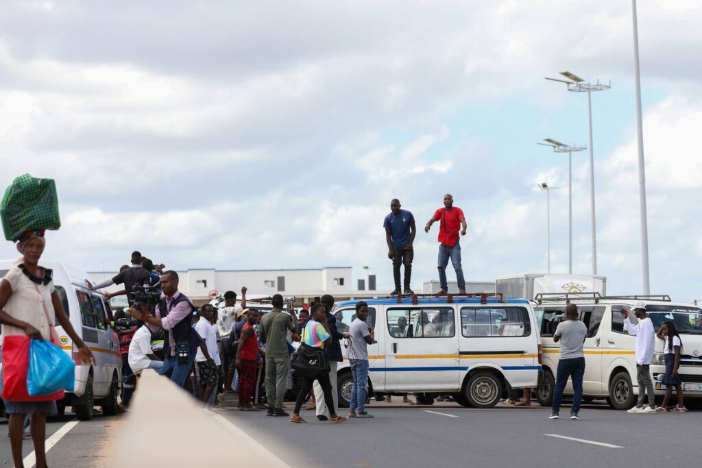 Manifestantes bloqueiam acessos da portagem da Ponte Maputo – Katembe e ...
